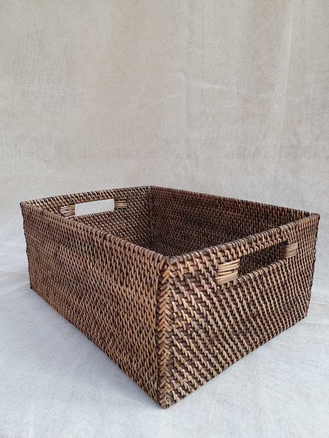 RRR269- Cesto rectangular de ratan con manija adentro 40x30x16 cm H