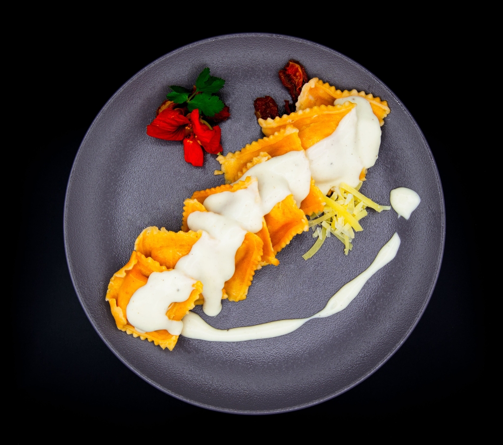 RAVIOLON DE POLLO Y PUERRO AL MARSALA CON CREMA PARTE A PARTE